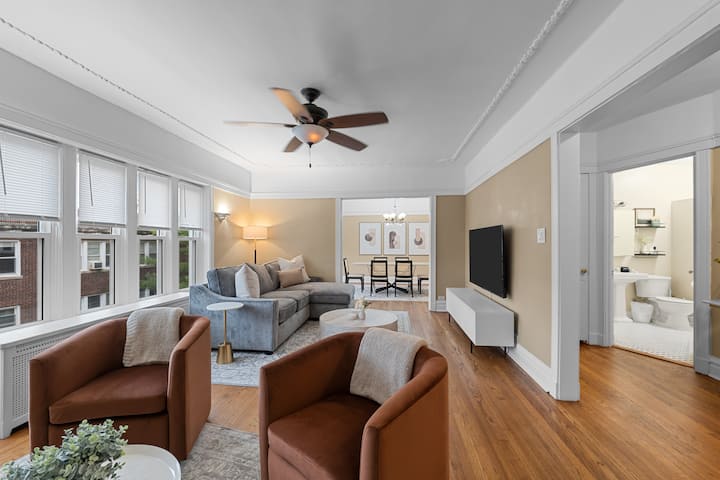 Spacious & Elegant N Side Apt Near Beach & Transit - Evanston, IL