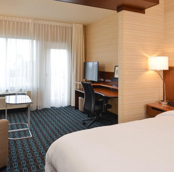 Santa Cruz 1 Queen Suite W/ Parking & Breakfast - Santa Cruz, CA