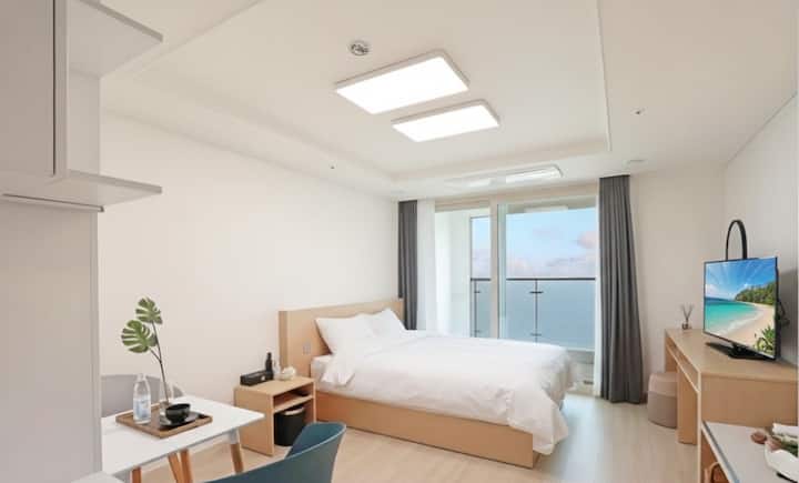 04.탑층 20층[호텔+펜션,연박할인,일출맛집] 전면바다 파노라마 오션뷰 등대해변 써밋베이 - Sokcho-si