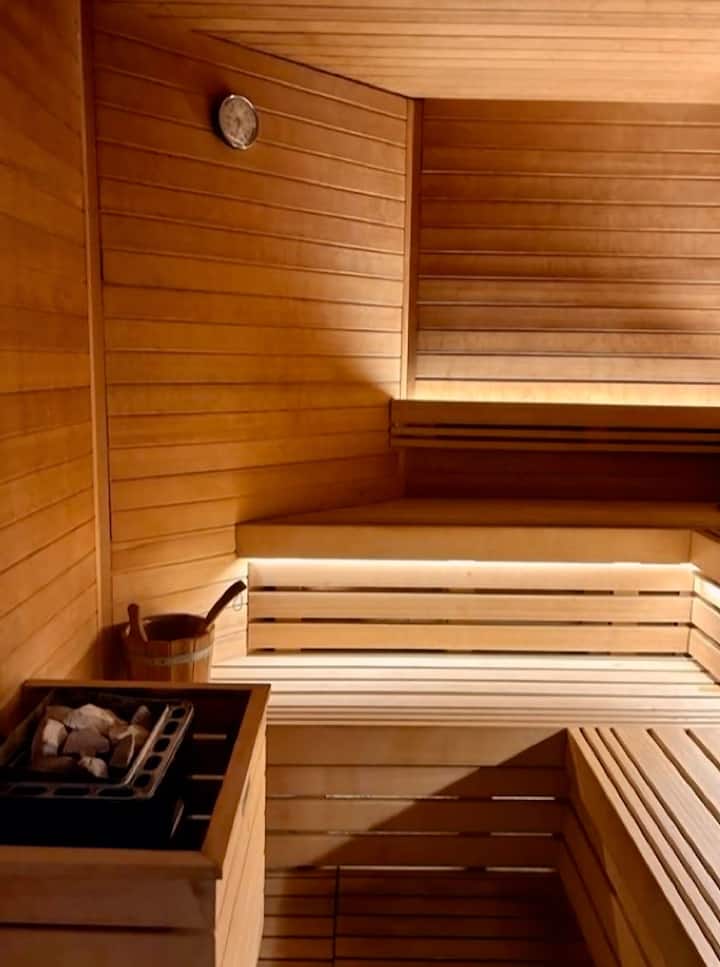 King Suite Oasis Retreat Hot Tub Sauna Cold Plunge - St. Jacobs