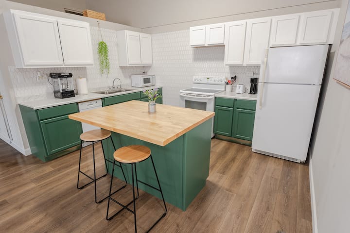 Touch Of Country
150" Projector, Pingpong &Karaoke - Grindstone Lake, Osborn