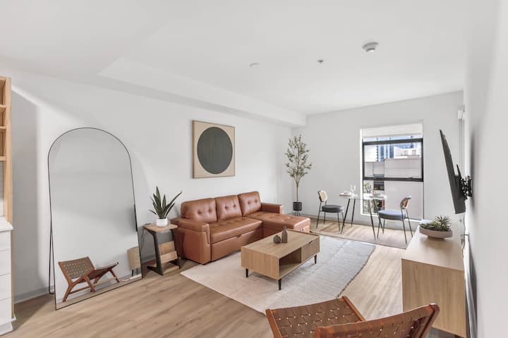 Secured Parking, 1br + Pull-out Sofa, Pool, Gym - Beverly Hills, CA