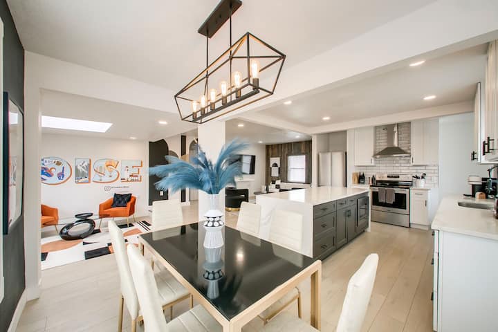 Newly Renovated Designer Getaway With Spa & Yard - Boise, ID