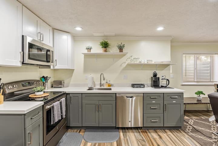 Kng-bed/free Wi-fi/tv/free Parking/washer-dryer - Layton, UT