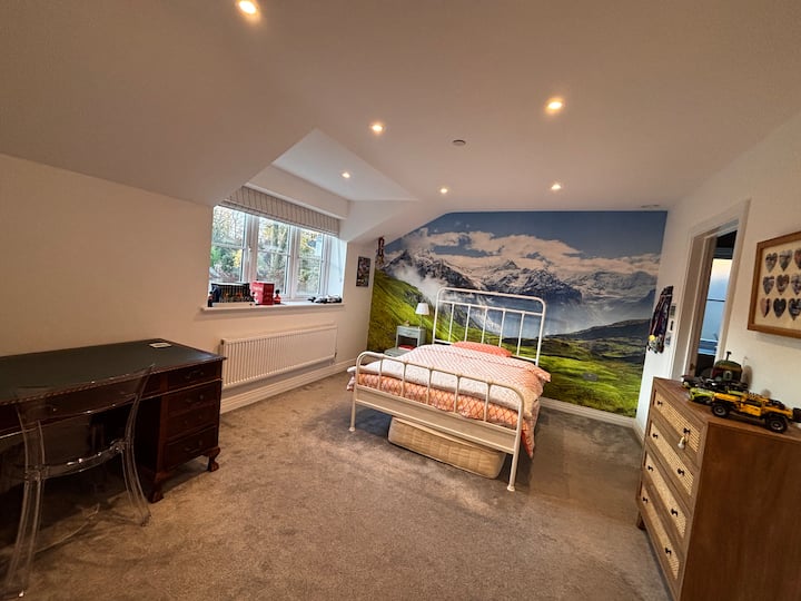 Lovely Bedroom In Stylish House. - Chineham