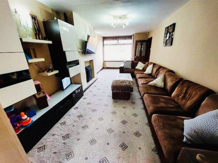 New! 5 Bed House, Sleeps 12 - Mánchester