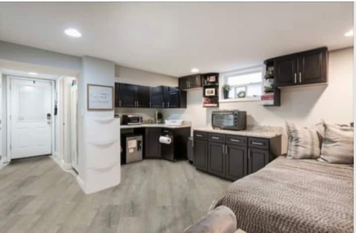 Renovated Basement Apartment/1 Block From Metro - Washington, DC