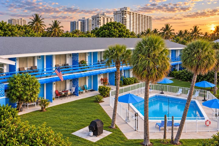 Walk To Beach | Pool, Parking & Full Kitchen / A8 - Pompano Beach, FL