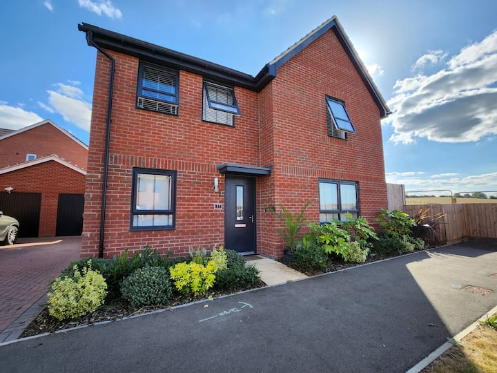 4 Bedroom | Rated 5 Star! Long Driveway, Park Free - Wellingborough
