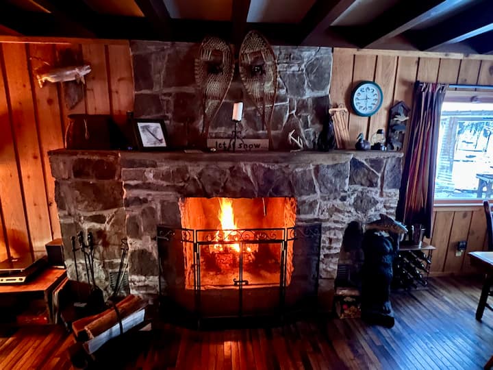 Cozy Cabin With Hot Tub, Fireplace, & King Beds! - Seven Springs, PA