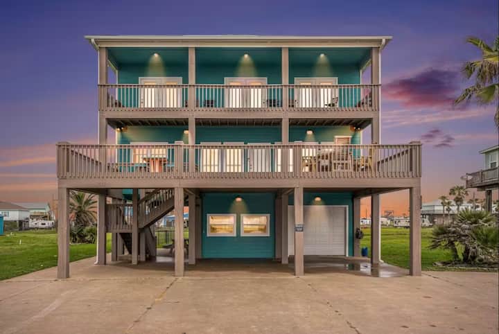 2nd Row| Summer Savings| Sleeps 14 | Dogs Ok - Crystal Beach, TX
