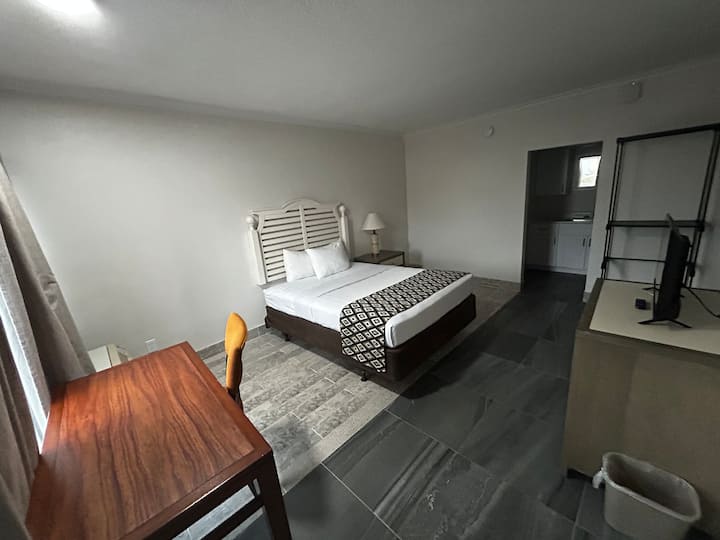 Bedroom With Kitchen In Hotel - Winter Haven, FL