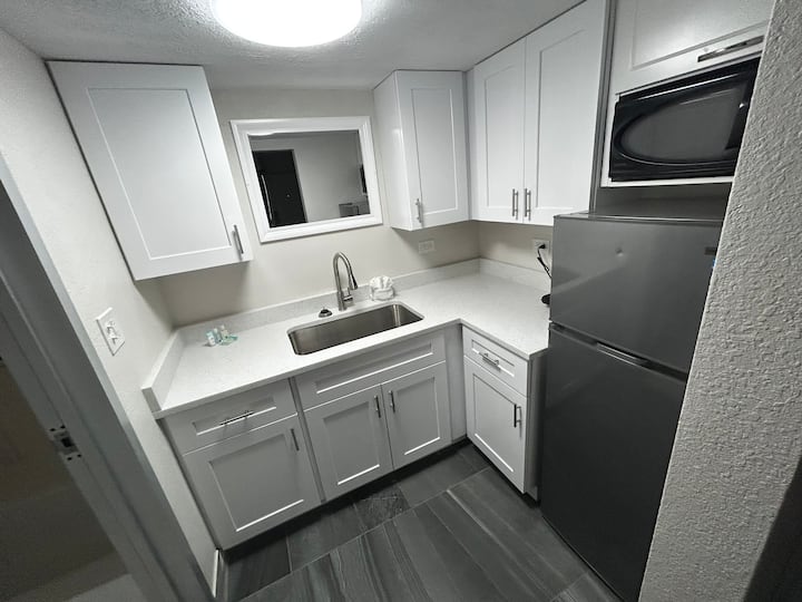 Bedroom With Kitchen In Hotel - Lake Wales, FL