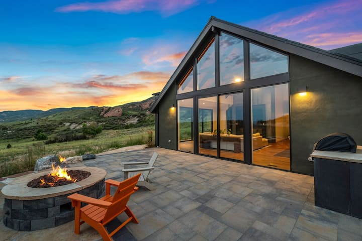 Red Rocks Hideaway -Whole Home - Inside Entrance 1 - Lakewood