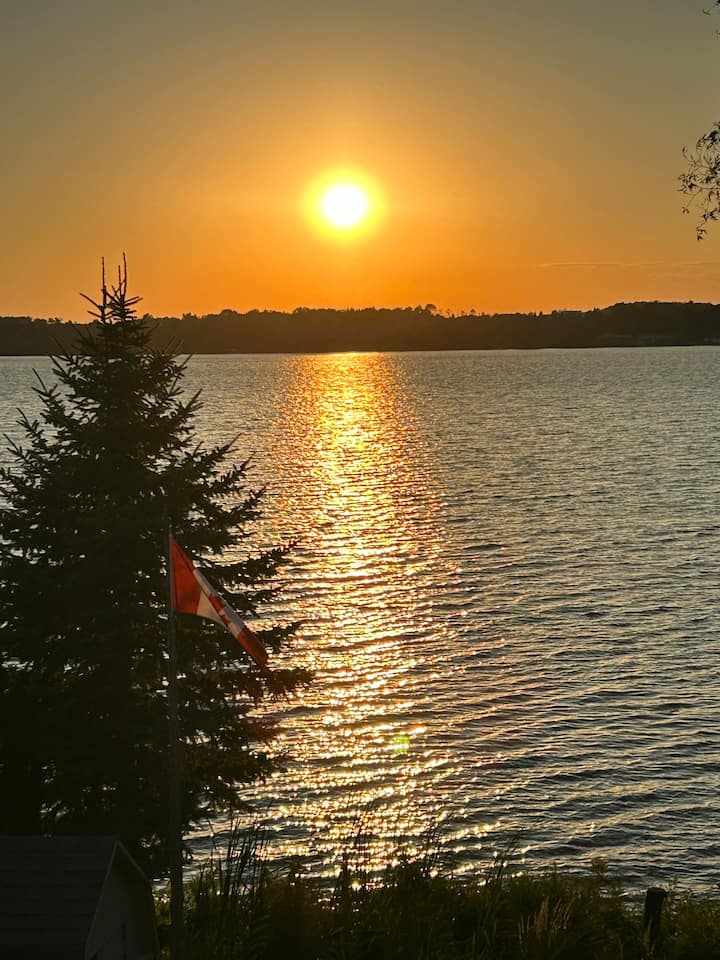 Waterfront Cottage - Port Perry