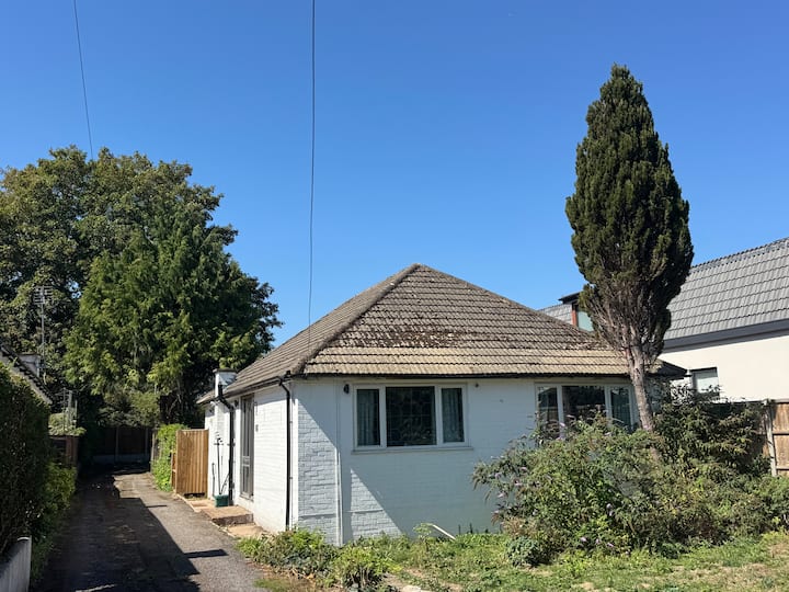 4 Bedroom House With Parking Near Heathrow - Staines-upon-Thames