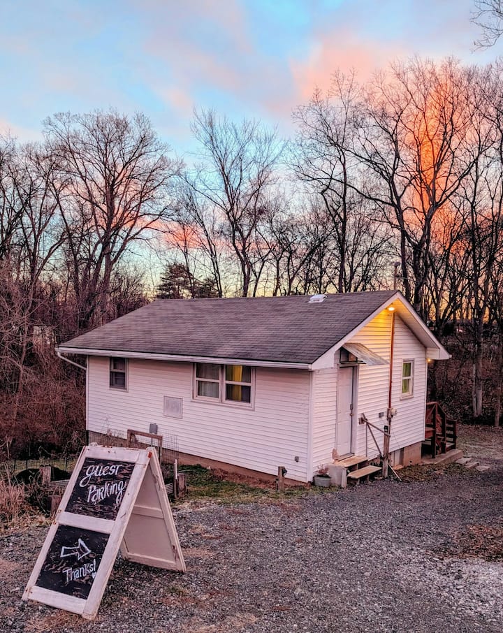 Charmful Cabin Artist Respite Next To Refuge - Carbondale, IL