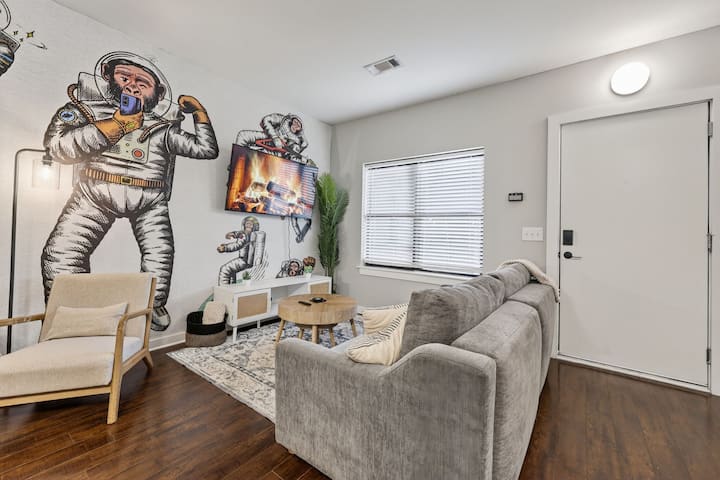 Near Broadway | Gym, Parking, Fast Wifi, Putting - Nashville, TN