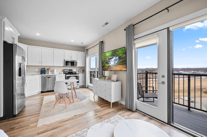 Newly Furnished Top-floor Studio - Iowa City, IA