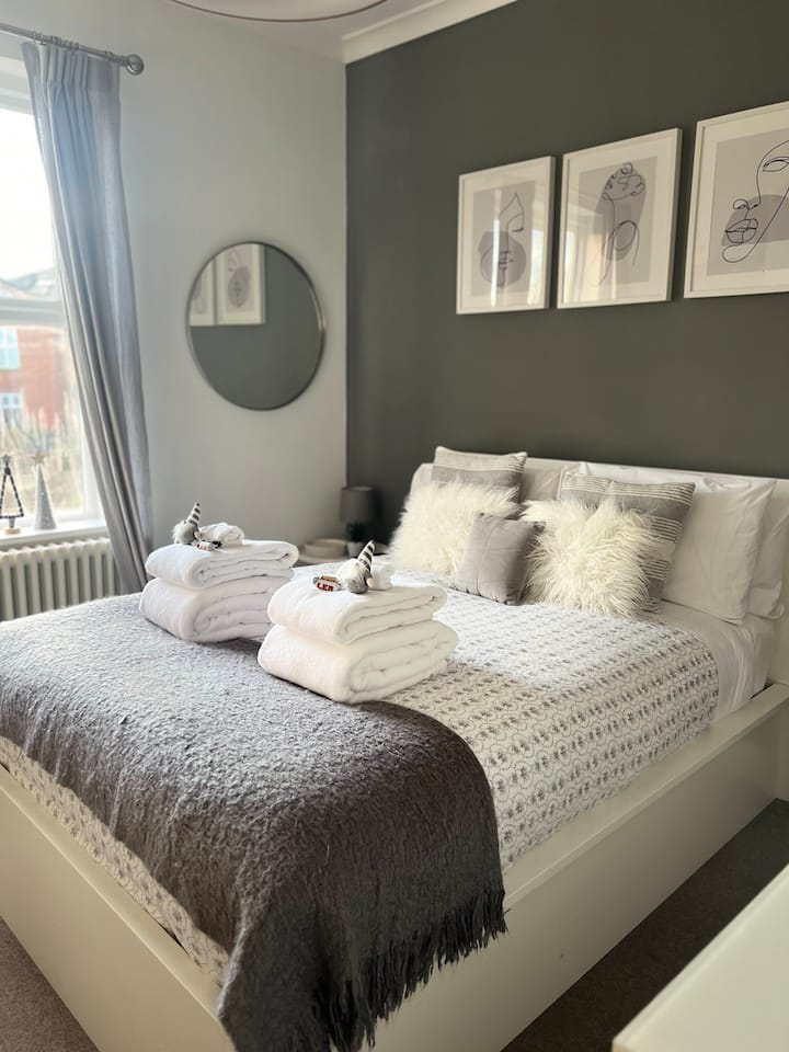 Double Room With Luxury Bathroom And Access To Gym - Altrincham