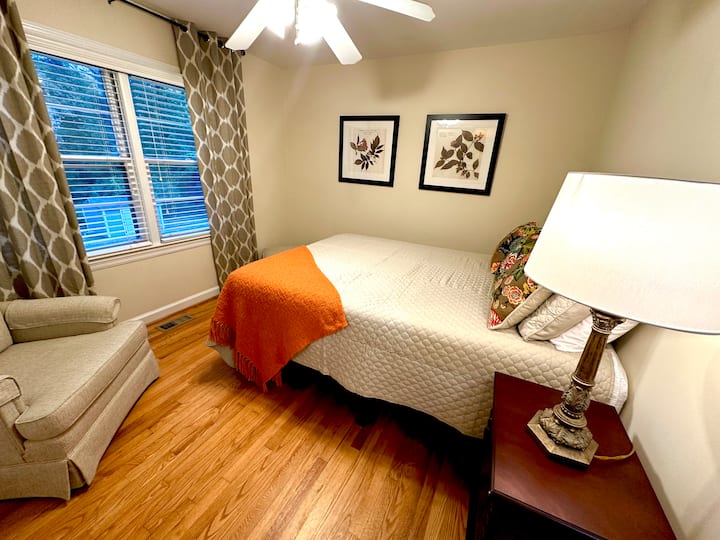 Peaceful Room In A Charming Home - Raleigh, NC