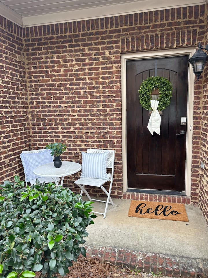 Large Home In Hoover Minutes From The Met! - Hoover, AL