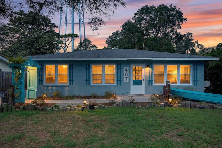 Coastal Bungalow • Walk To Beach + Golf Cart - Oak Island, NC