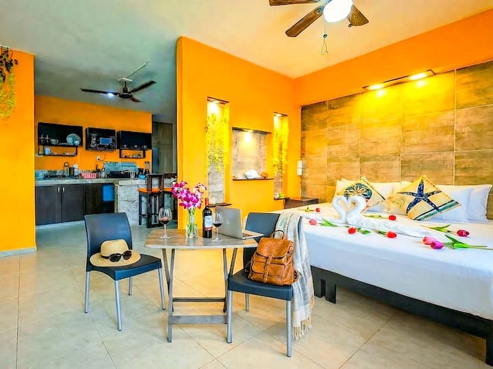 Remote Work Fast Wifi • King Bed • Stroll To Beach - Playa del Carmen