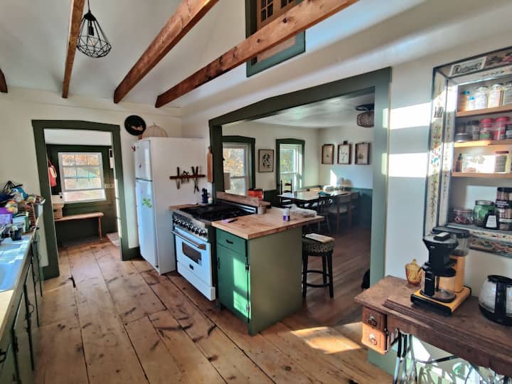 Cozy Historic Farmhouse Close To Everything - Fall River, MA