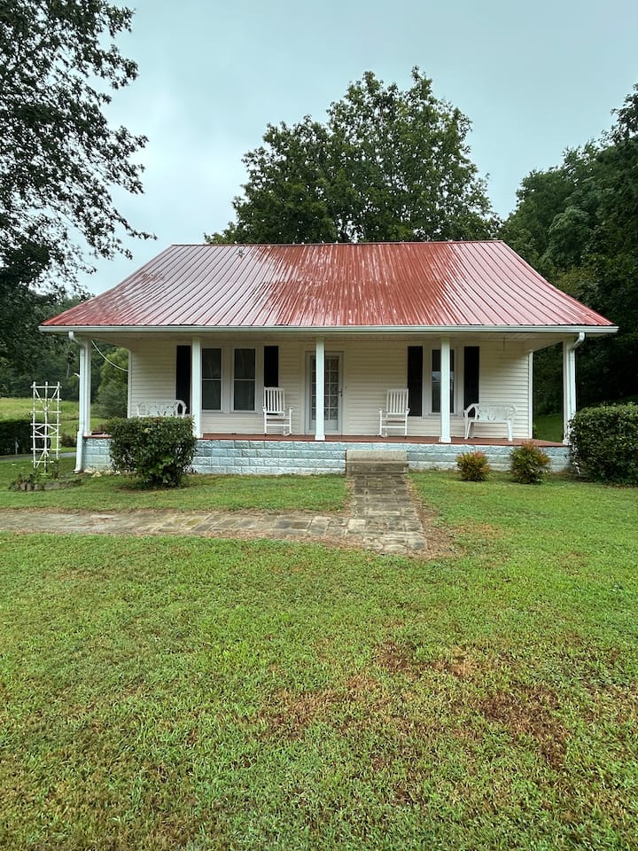 Near I-65-quiet Escape At Indian Creek Farmhouse - Pulaski, TN