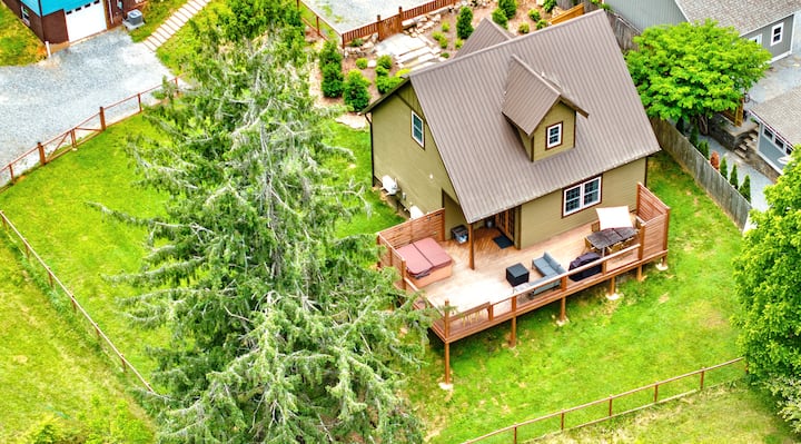 Luxury Chalet - In Town, Pet Friendly, Hot Tub! - Brevard, NC