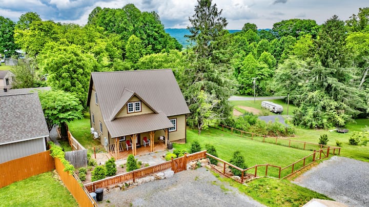 Luxury Chalet - In Town, Hot Tub, Fenced Yard. - Brevard, NC