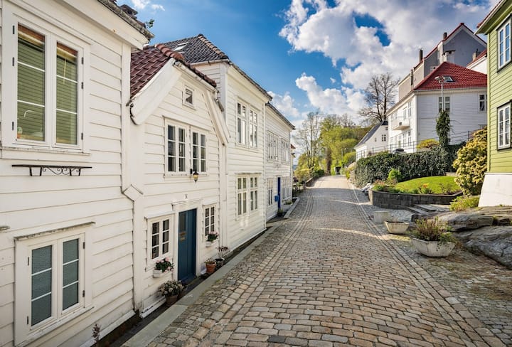 Cozy, Central House From Year 1750 - Bergen