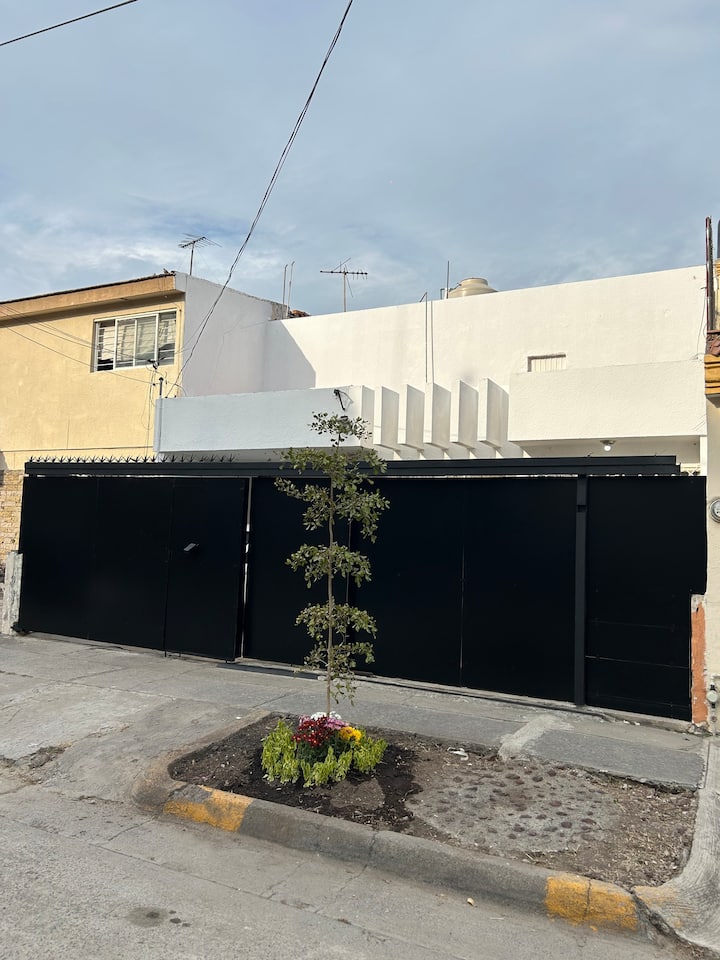 “Casa Encantadora Y Espaciosa En Excelente Zona” - Zapopan