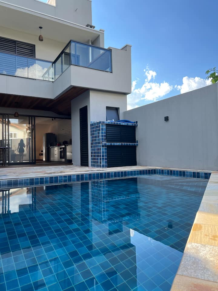 Sobrado Novo Com Piscina - São Sebastião