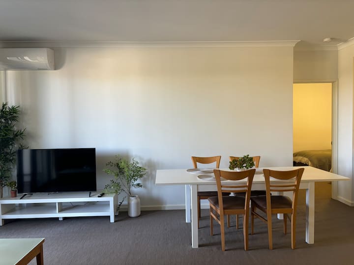 Modern Garden Courtyard Apartment 2b1b Nr Airport - Perth