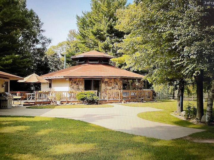 Octagon Cottage On 2 Acres With Swim Spa/hot Tub - Caseville, MI