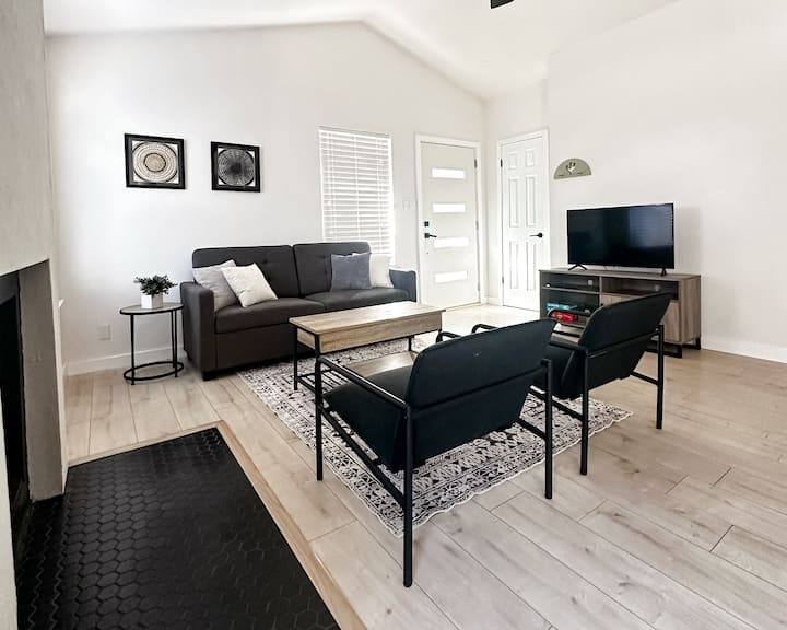 Modern Retreat Near Downtown Round Rock - Round Rock, TX