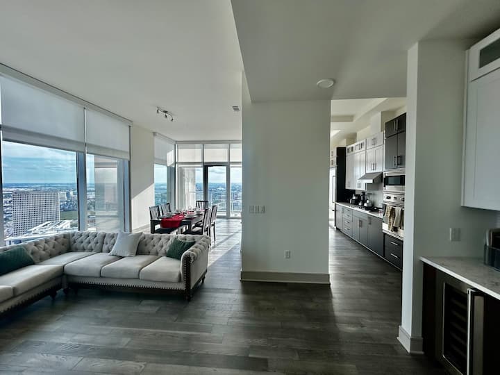 Luxurious In The Sky - 4br And 3ba With Pool - Houston, TX