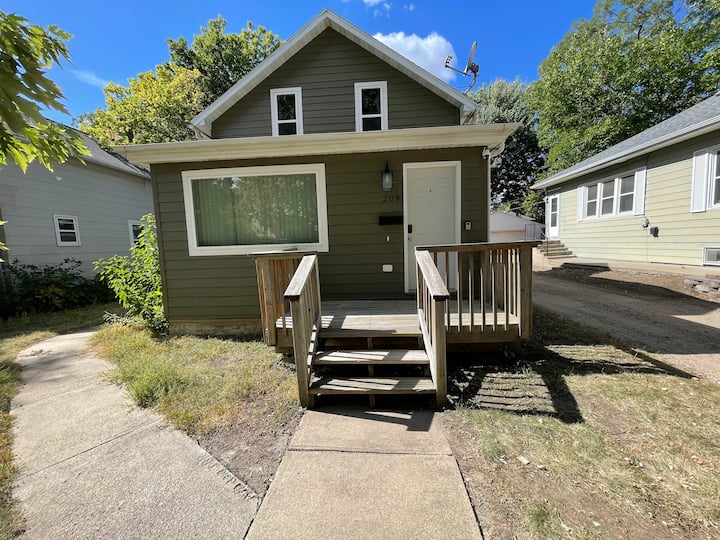 The Platinum House | 5bd | Sleeps 11 | Spacious - Sioux Falls, SD