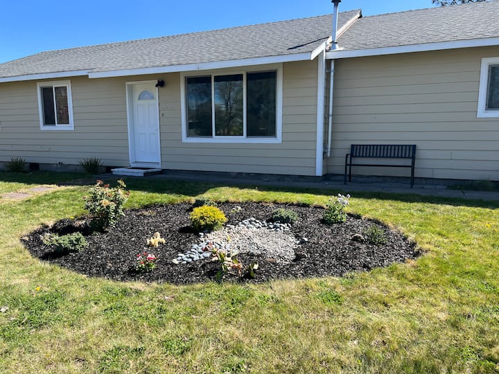 Cozy Quiet Getaway  - Near Rdm Airport - Redmond, OR