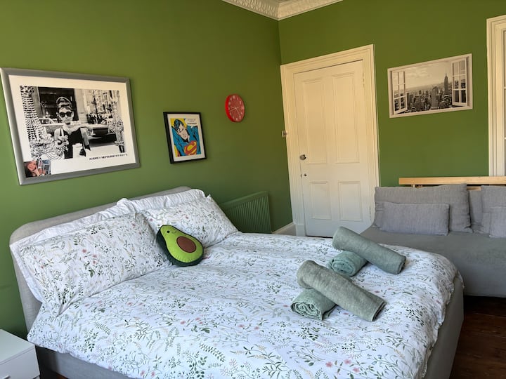 Central, Near Festival Venues, Large & Airy Room - Edinburgh