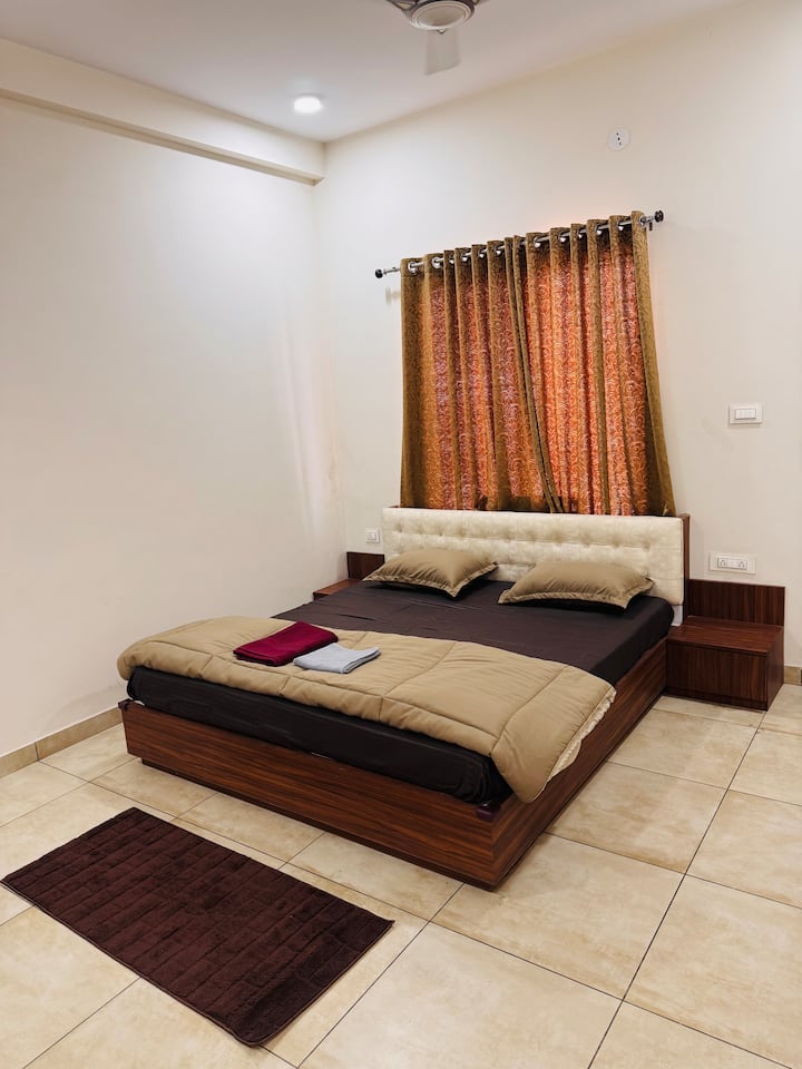 The Open View - Premium Master Room With Balcony - Ujjain