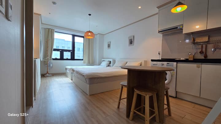 [Stay Cube 402]대전여행 최고의 위치,성심당도보5분, 중앙로역6번출구앞, 대로변 - Daejeon