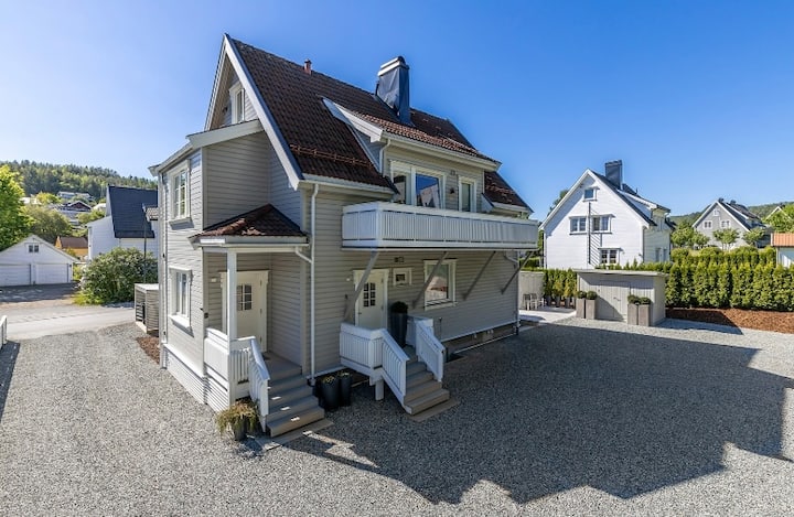 Tomannsbolig Rett Ved Sjøen Med Balkong. - Røyken