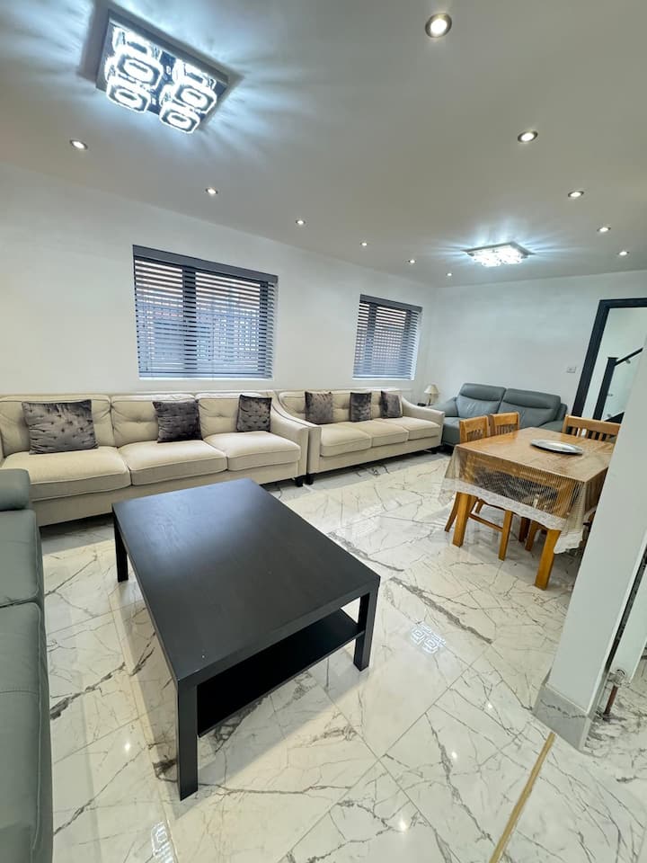 Three Bedroom Home In Strtatford London, E15 - Ilford