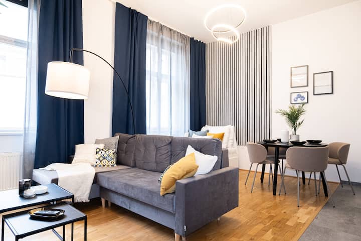 Royal Blue Wenceslas Apt - Praag