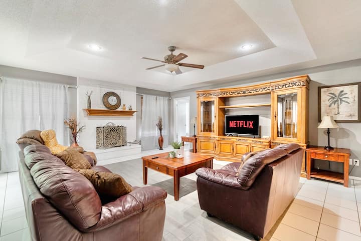 Vintage Spacious W/ Private Pool House In Mcallen - Pharr, TX