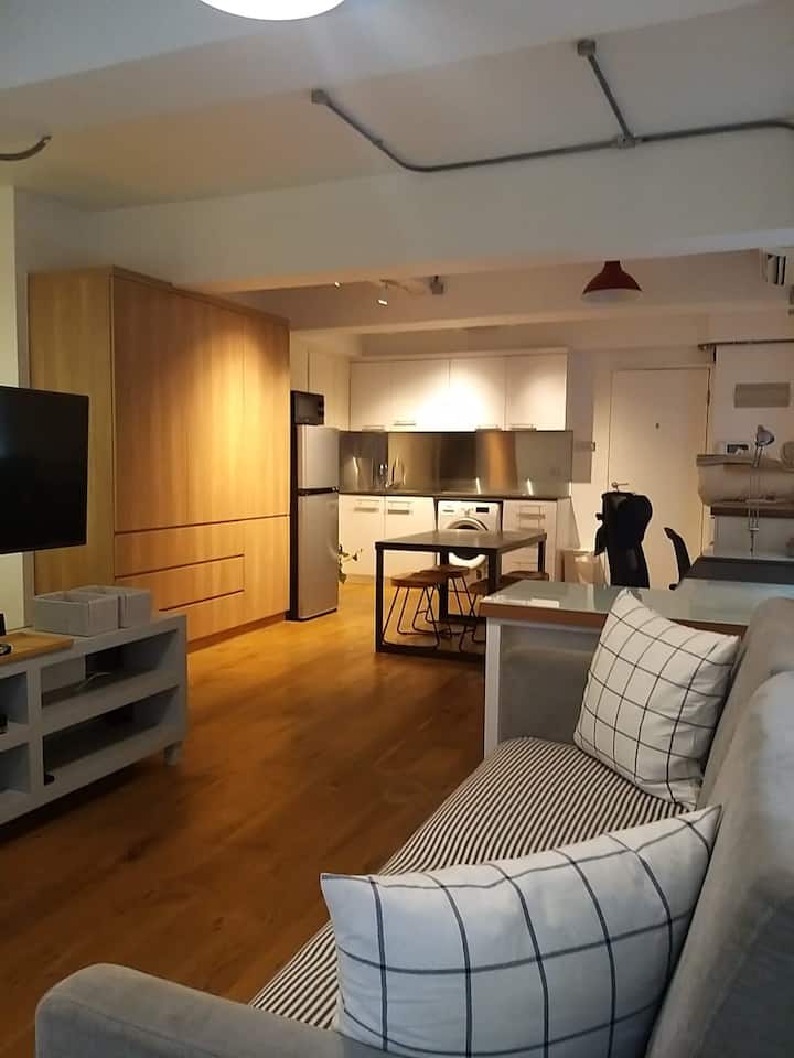 Large Studio Mid-level Escalator - Hong Kong