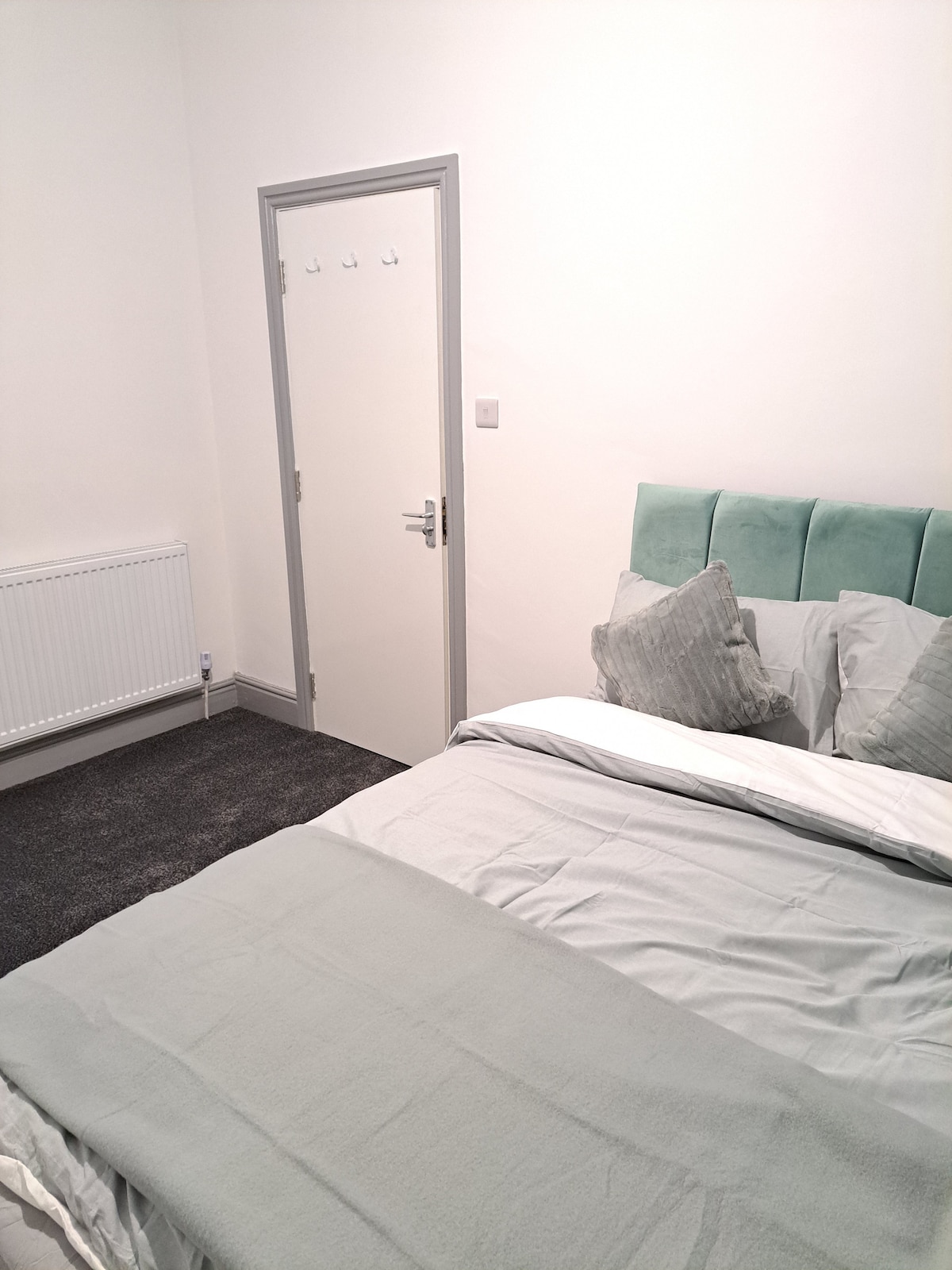 Lovely Bedroom & Smart TV Room 4 & two Bathrooms - Airbnb
